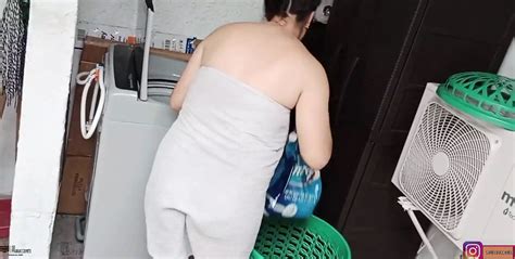 在一个不恰当的地方玩女同性爱 Xhamster