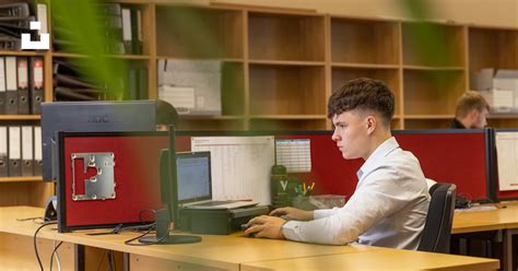 컴퓨터 모니터 앞 책상에 앉아 있는 남자 사진 Unsplash의 무료 사람의 이미지