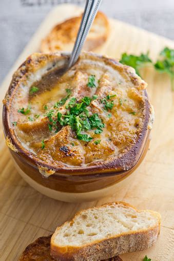 프렌치 양파 수프 클래식 프랑스 또는 미국 레스토랑 이나 식당 좋아하는 쇠고기 국물 양파 다진 야채 셀러리 당근 양파 마늘 올리브 오일에 볶은 천천히 조리 녹은 치즈를 얹고