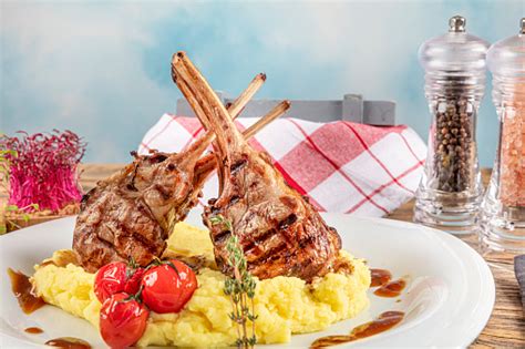 나무 배경에 소박한 부엌 테이블에 양 갈비 양갈비의 랙 감자 매시에 양갈비가 제공됩니다 램찹 고기 부위에 대한 스톡 사진 및 기타 이미지 Istock