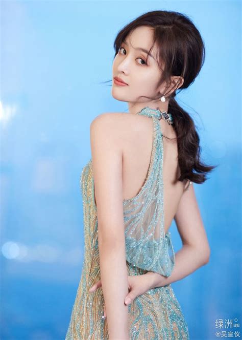 像全裸走紅毯！女星隱乳透視裝 轉身掉出「渾圓屁股蛋」 娛樂星聞