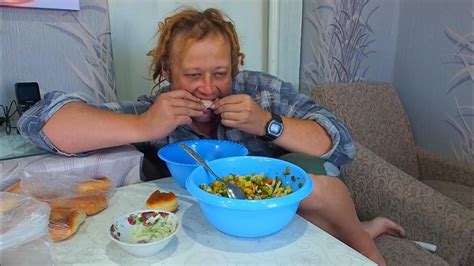 Мама кормит 40 ка летнего сыночку тунеядца МОЩНЫЙ ОГОРОД НА ПРИУСАДЕБНОМ УЧАСТКЕ вкусный обед в