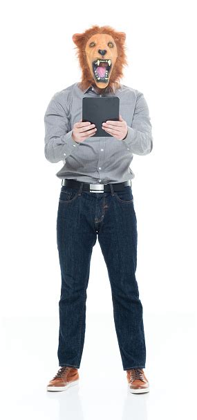 흰색 배경 앞에 서있는 백인 남성은 마스크를 착용 위장 및 터치 스크린을 사용하여 18 19세에 대한 스톡 사진 및 기타 이미지 18 19세 기이함 남성 Istock