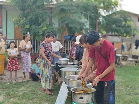 ဆားလင်းကြီးရှိ စစ်ဘေးရှောင် ပြည်သူများကို အစားအသောက်များ ကျွေးမွေးလှူဒါန်း Khit Thit Media