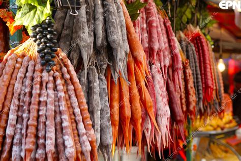 გოჭი 120 ლარი ინდაური 110 ლარი რა ღირს საახალწლო სუფრა Express News