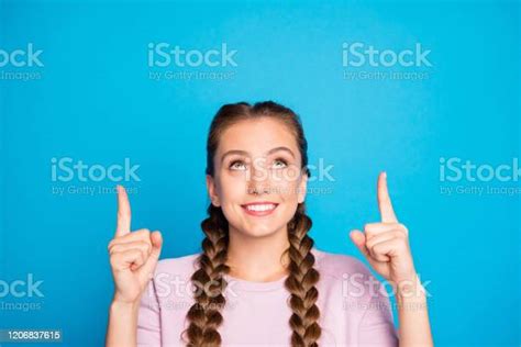 닫다 사진 의 긍정적 인 쾌활한 소녀 프로모터 포인트 집게 손가락 복사 공간 조회 프로모션에 대한 피드백을 제공 뉴스 정보 착용