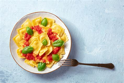 토마토 소스와 바질을 곁들인 라비올리 상단에서 촬영 박제 파스타의 접시 0명에 대한 스톡 사진 및 기타 이미지 0명 건강한 식생활 그릇 Istock