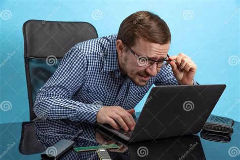 Retrato Do Homem Concentrado Em óculos Nerd Do Computador Trabalhando Com Fundo Azul Isolado Do