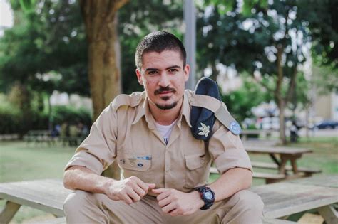 אורי סער מראשון לציון המשרת במדור החדשנות במטה חיל האוויר ולפני גיוסו לצהל הקים את קהילת היזמות