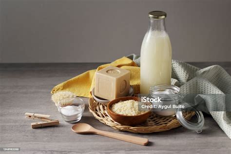 전통적인 하드 비누 바 순수한 비누 플레이크 베이킹 소다 및 가정용 은 유리 병에 액체를 씻어 내게되었습니다 Diy 는 집에서 만든 세탁 세제를 만듭니다 세탁용 세제에 대한