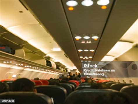 비행기의 인테리어 그들의 좌석에 항공기의 비행 탑승 승객 경제에 대한 스톡 사진 및 기타 이미지 경제 관광 도착 Istock