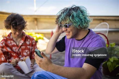 옥상에서 휴대 전화로 셀카를 찍는 반 파란색으로 염색 된 머리카락을 가진 게이 십대 소년 캔디드에 대한 스톡 사진 및 기타 이미지 캔디드 Z세대 먹기 Istock