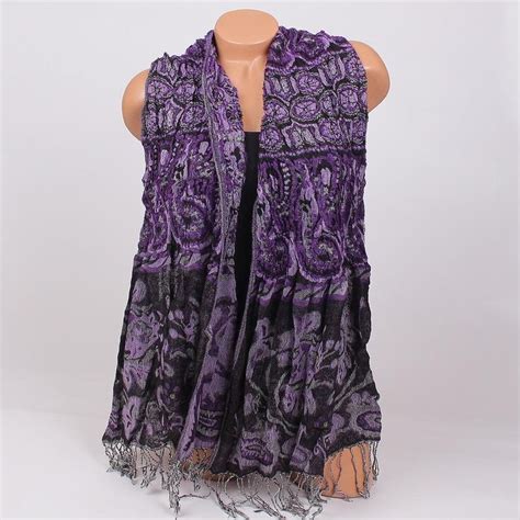 Дамски шал в лилаво и черно с цветя