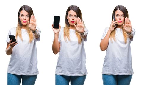 심각 하 고 자신감 표현 방어 제스처 정지 표시를 하 고 오픈 손으로 고립 된 배경 위에 스마트폰을 사용 하 여 젊은 아름 다운