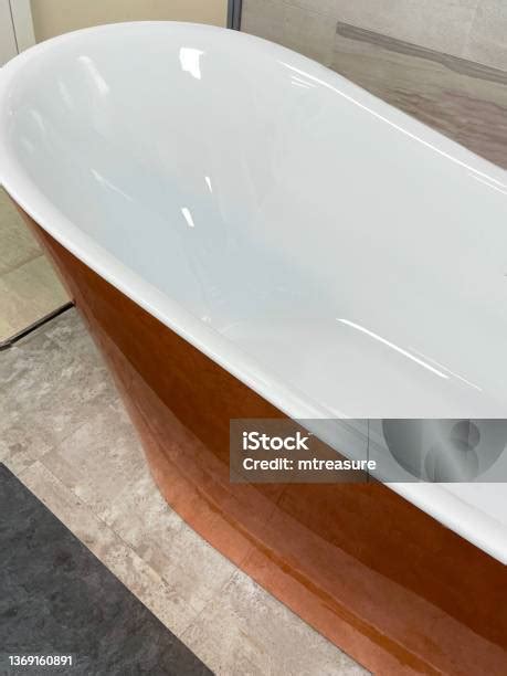 빅토리아 스타일의 금속 구리 독립형 곡선 롤 탑 욕조 독립형 바닥 장착 크롬 목욕 샤워 믹서 탭 돌 바닥 타일이있는 고급 욕실 스위트 의 이미지 0명에 대한 스톡 사진 및