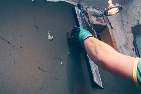 벽 타일에 대 한 준비는 주걱 작업 노동자의 손에 벽을 수평 하 게 하기 위한 도구 개선에 대한 스톡 사진 및 기타 이미지 개선 건설 산업 건축물 Istock