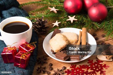 크리스마스 아침에 쿠키와 커피 한잔입니다 크리스마스 쿠키 초콜릿 과자 및 크리스마스 장식입니다 위에서 보기 0명에 대한 스톡 사진 및 기타 이미지 Istock