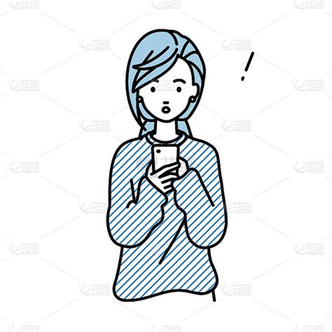 一位休闲的女士发现并注意到有东西站在那里，她往里看，手里拿着智能手机，手里拿着一个杯子