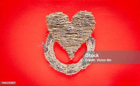 발렌타인 데이의 상징 밝은 빨간색 배경에 줄기로 짠 심장과 화환 가정 생활에 대한 스톡 사진 및 기타 이미지 가정 생활 개념 기호 고리 세공 Istock