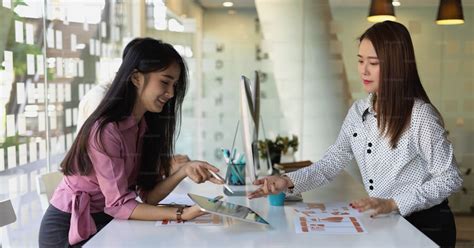 두 명의 Ui 개발자가 회의 테이블에서 서류와 태블릿으로 프로젝트를 만나는 초상화 사진 Unsplash의 태국 이미지