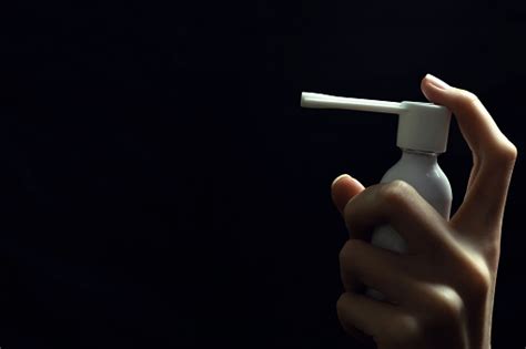 여성의 손은 왼쪽에 공간의 사본과 검은 배경에 주근 클로즈업목 스프레이를 들고 에어로졸 통에 대한 스톡 사진 및 기타 이미지 에어로졸 통 목구멍 목 감기와 독감