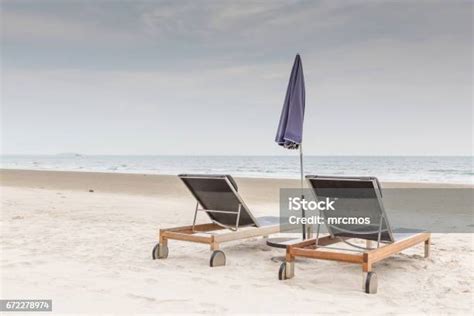 흐린 하늘 휴식 및 휴가 시간을 가진 하얀 모래 해변의 해변 의자와 우산 0명에 대한 스톡 사진 및 기타 이미지 0명 고독 개념 고독 부정적인 감정 표현 Istock