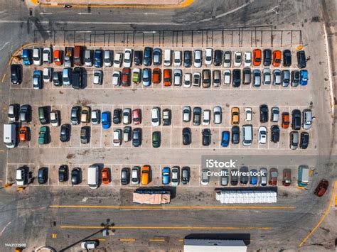 화창한 날에 주차장에 주차 된 도로 건물 및 자동차의 공중보기 0명에 대한 스톡 사진 및 기타 이미지 0명 거리 건물