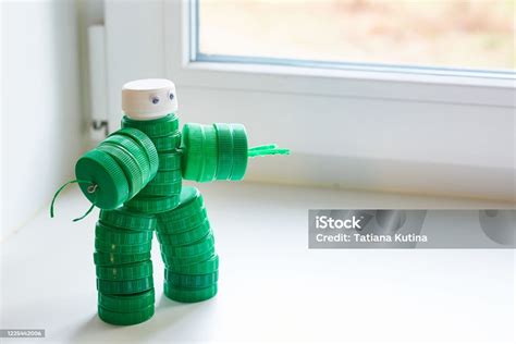 재활용 예술 제로 폐기물 사물의 두 번째 삶 창가에 플라스틱 캡으로 만든 장난감 로봇 카피 스페이스 쓰레기에 대한 스톡 사진 및 기타 이미지 Istock