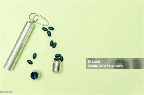 알 약의 주간 매일 금속 용기 정제 비타민 흰색 배경 알 약 상자 디스펜서 약물 정제 영양 보충제 질병 바이러스에 대한 치료 의학의 복용량 0명에 대한 스톡 사진 및 기타