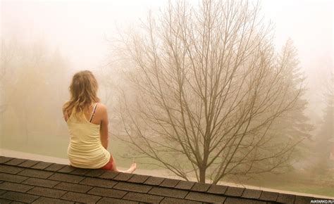 Девушка спиной сидит на крыше покрытой черепицей — Фотографии для аватара