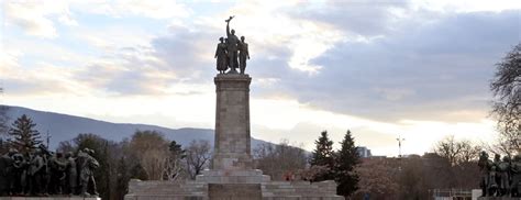 Областният управител на София поиска спешно план за безопасност за Паметника на Съветската армия