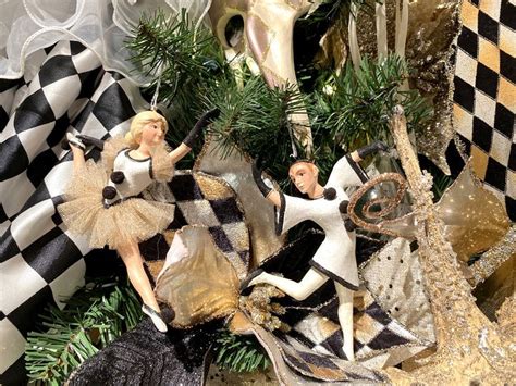 Как украсить елку в 2021 дизайнерские новогодние елки и композиции елочные игрушки и