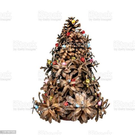 소나무 콘으로 만든 흰색 배경에 고립 된 작은 창조적 인 크리스마스 트리 0명에 대한 스톡 사진 및 기타 이미지 0명 12월 가문비나무 Istock