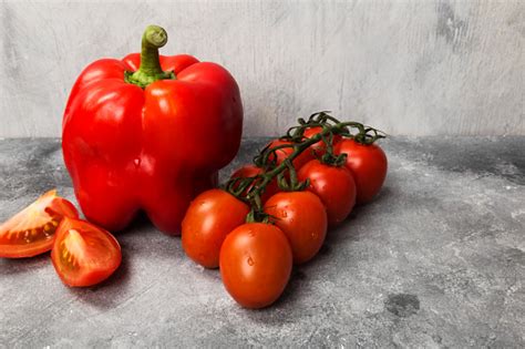 빨간 야채고추와 토마토 회색 배경에 공간에 복사 합니다 음식 배경 건강한 식생활에 대한 스톡 사진 및 기타 이미지 건강한