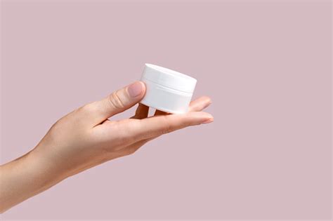 파스텔 핑크 배경에 화장품 크림 항아리를 들고 여성 손 화장품 뷰티 제품 브랜딩 모형 공간을 복사합니다 모형 병에 대한 스톡 사진 및 기타 이미지 Istock