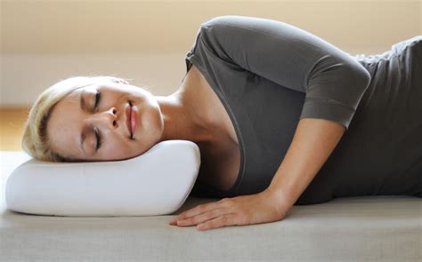 Как выбрать подушку для сна наполнитель материал размеры и другие критерии ортопедическую и