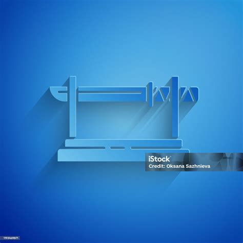 종이는 파란색 배경에 고립 된 나무 스탠드 아이콘에 전통적인 일본 카타나 잘라 일본 의 칼 종이 아트 스타일입니다 벡터 일러스트레이션 가장자리에 대한 스톡 벡터 아트 및