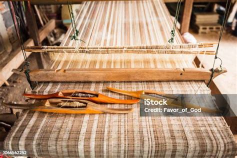 전통적인 베틀 기계 빈티지 스타일 수 제 하 여 누에고치 사용에서 태국 실크를 만드는 직물에 대 한 도구 공예에 대한 스톡 사진 및 기타 이미지 Istock