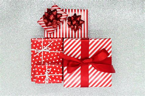 빛나는 은색 배경에 장식 크리스마스 선물 상자와 함께 빨간색 종이에 싸여 다양 한 크기 선물에 대한 스톡 사진 및 기타 이미지 선물 작은 포장된 Istock