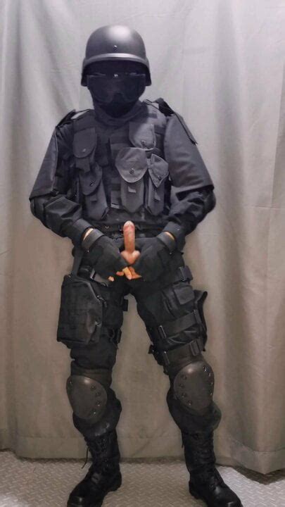Soldado Swat Divirtiéndose Con Polla Y Vibrador Xhamster