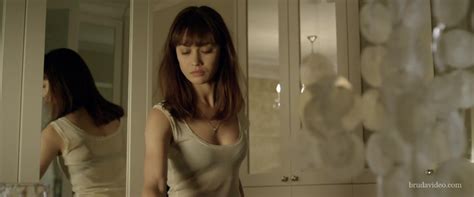Olga Kurylenko Nue Dans Code Momentum