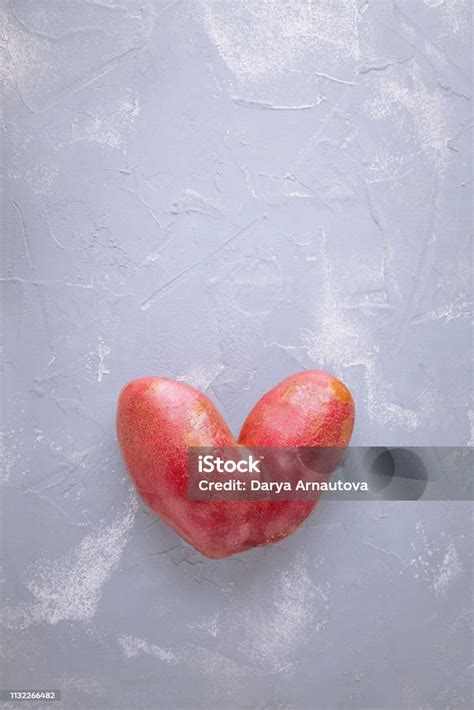 최신 유행 추한 유기 가정은 파란색 배경 평평한 누워에 홈 정원에서 시암 핑크 감자를 결합 했다 원 키 웃 긴 못생긴 채소 또는 음식물 쓰레기 개념 텍스트의 공간 복사