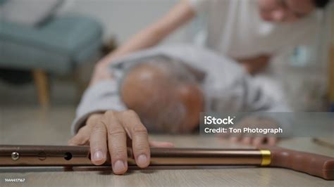 노인 미끄러짐과 넘어짐 노인 사고 미끄러짐과 넘어짐 지상에서 의식을 잃은 사람들 집에서 사고 노인이 미끄러져 바닥에 떨어지는 사고 2명에 대한 스톡 사진 및 기타 이미지