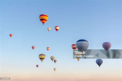 Sunsrise 스카이 카파도키아에 도착 하는 밝은 멀티 컬러 뜨거운 공기 풍선 열기구에 대한 스톡 사진 및 기타 이미지 열기구 하늘 풍선 Istock