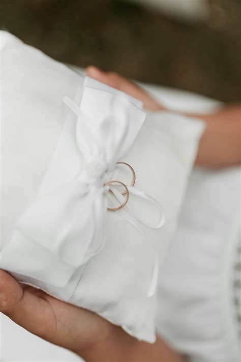 격식 있는 결혼 결혼 사진 결혼식 결혼식 계획 결혼식 전통 교환 반지 금반지 낭만적인 로맨스 리본 매듭을 묶다 반지 보석 사랑 상징 새틴 베개