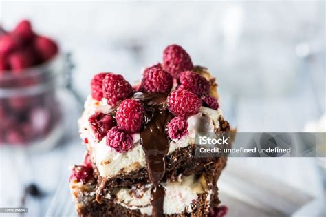 접시에 쌓인 라즈베리치즈케이크 브라우니 녹는 초콜릿 식은 죽 먹기 브라우니 디저트 체리와 라즈베리 발렌타인 여성의 날 봄 디저트 여름 케이크 크림 치즈에 대한 스톡 사진 및