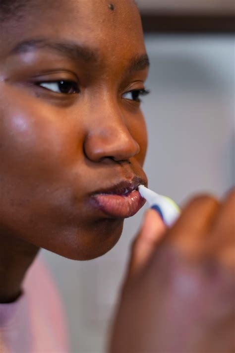 실내 개인 관리 거울 반사 건강 건강한 생활 구강 위생 단란함 미소 반사 보고 있는 사람 신선 아름다움 아침 아침 루틴 여성 여성 건강