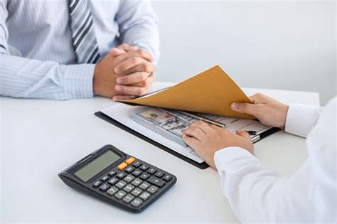 불법 부정직 뇌물 수수 및 부패 개념 사업가는 뇌물 사기에 대한 부패 사기에서 거래 계약을 성공하기 위해 파트너의 봉투에 뇌물을 주는 계약서에 대한 스톡 사진 및 기타