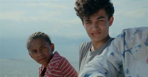 10대 걱정 없는 검은 머리 경치가 좋은 곱슬머리 그룹 기쁨 남성 낮 라이프스타일 레저 모래 모험 미소 짓는 바다 사람 산들바람 손을 흔들다