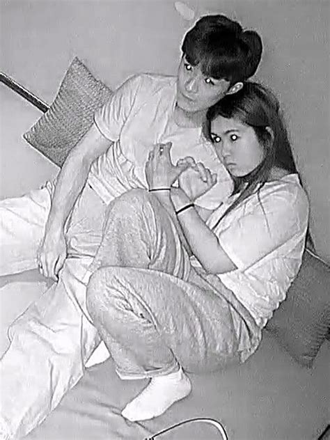 대학 시절 가장 사귀고 싶은 여자 통통한 몸매와 청순한 외모를 가진 그녀 남자친구는 그녀를 매우 존중하며 가슴만 만진다 그는 그녀의 보지는 만지지 않고 바지를 입고